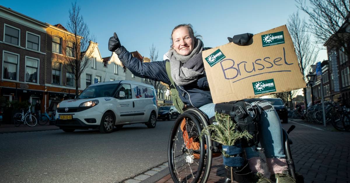 Laura Odijk zit in rolstoel en gaat liften naar Brussel