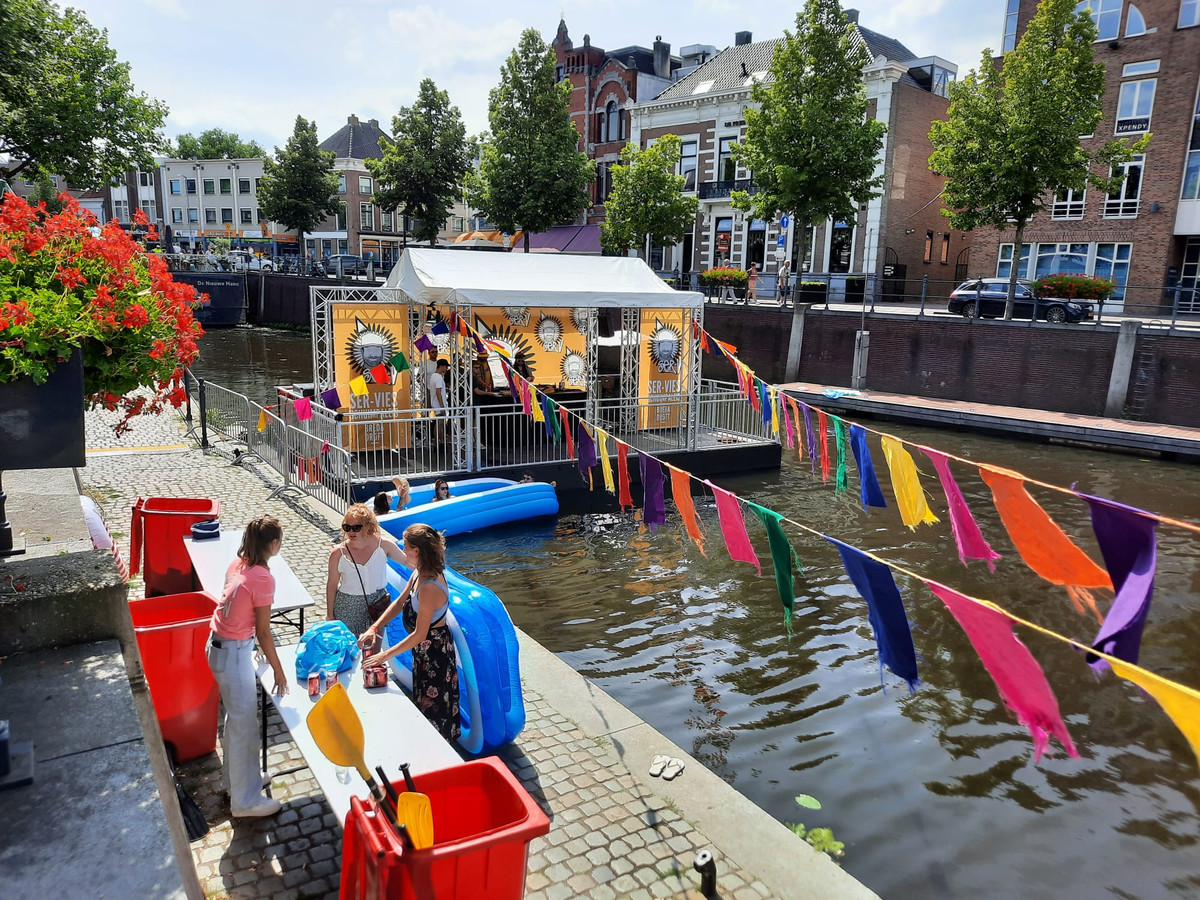 Blauw zwembad steelt de show in de singels tijdens zonnig Breda Drijft ...