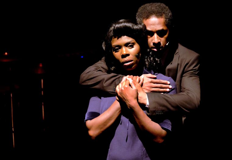 Wat de voorstelling bijzonder maakt is het confronterend staaltje ...