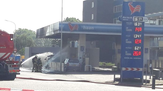 Brand Zutphens tankstation: persoon wilde gasflessen vullen met lpg ...