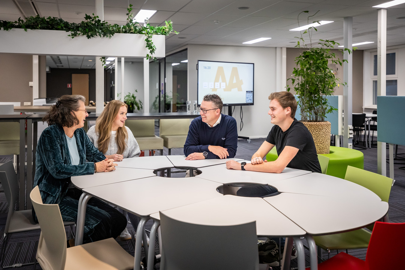 Studenten van economische opleidingen krijgen les op Brainport Human ...