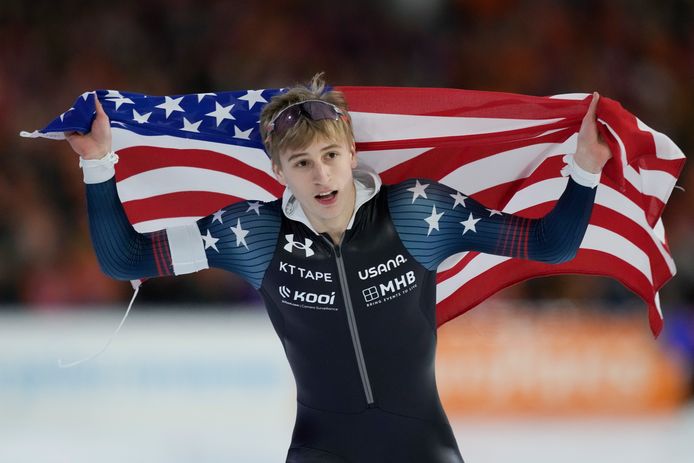Sensationele Jordan Stolz voltooit unieke WK-hattrick op schaatsmijl ...