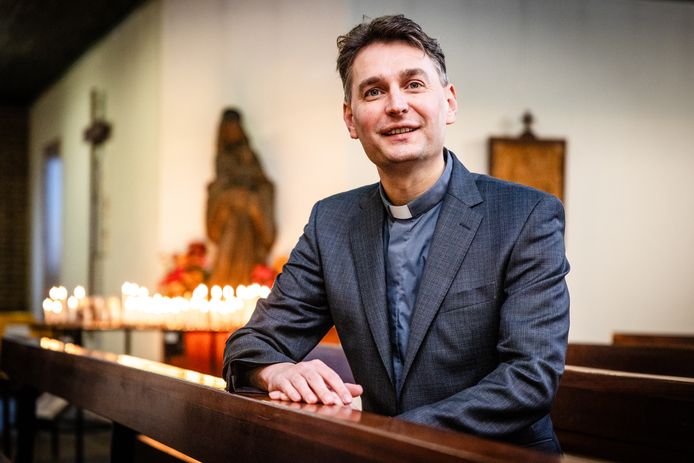 Arno (45) wordt priester en gelooft heilig dat de kerk nog nodig is ...