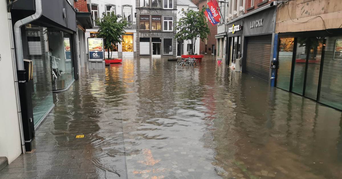 Winkelstraat opnieuw onder water: “Maar schotten houden stand” | De ...