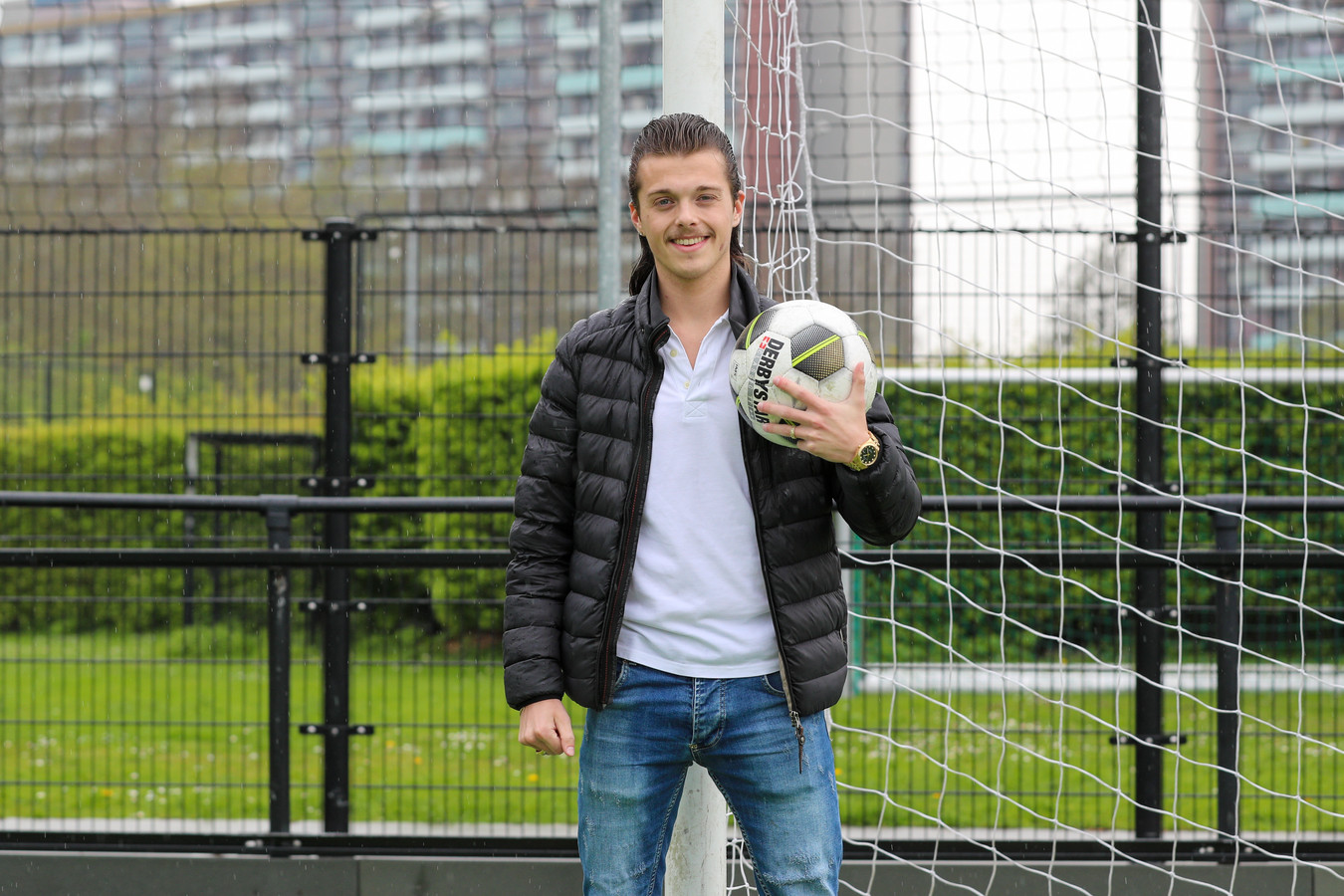 Met zijn mat van 33 centimeter breekt Chicco (21) door als zanger én ...