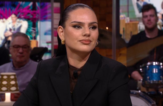 Famke Louise zag alles aankomen bij Roast, behalve grap over dode vader ...