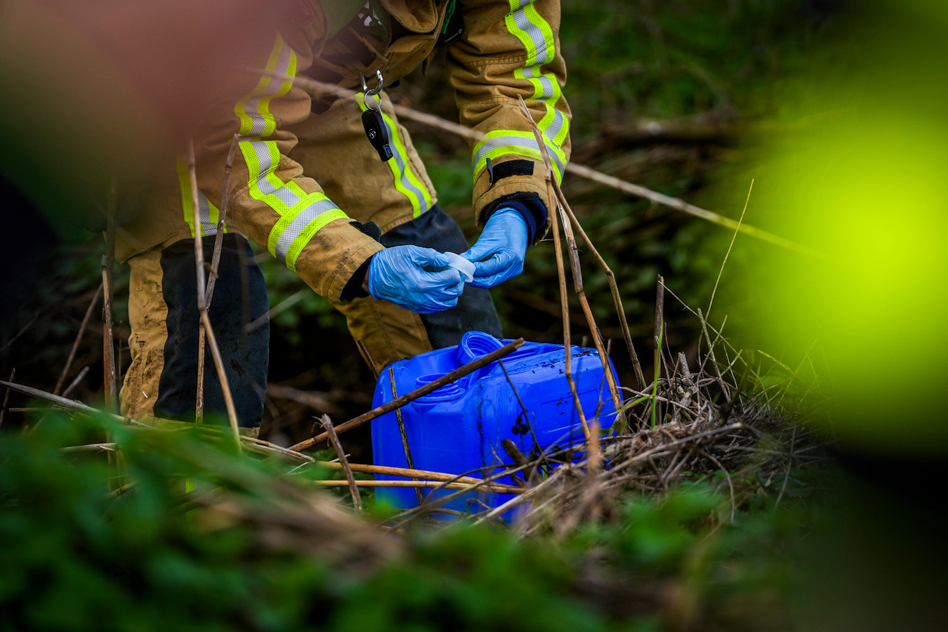Wandelaar ontdekt drugsdumping in de Dommel, politie kan plek lastig ...