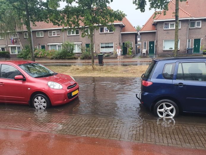 Heftige hoosbui zet delen Eindhoven onder water: wijk in Valkenswaard ...