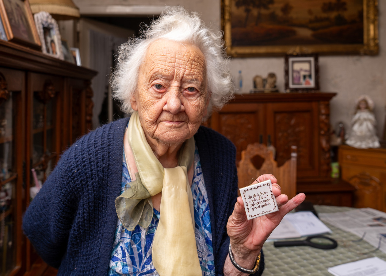 Op bezoek in het bouwvallige maar knusse huisje van Jeanneke (96), die ...
