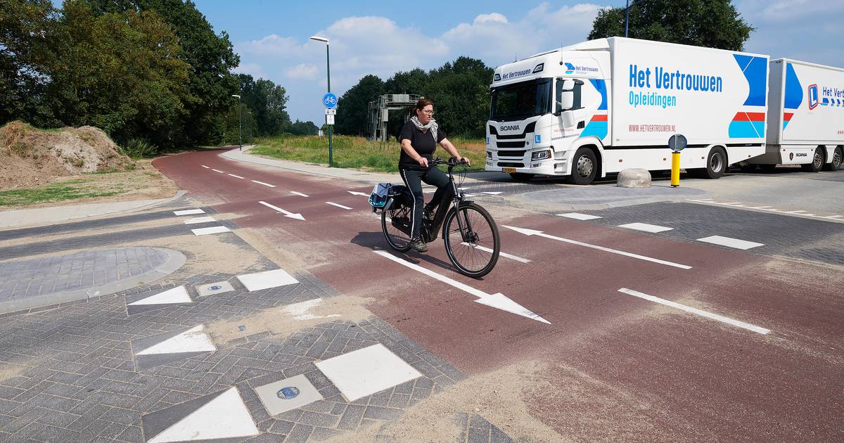 Gevaarlijke kruising Veghel aangepakt: zijn vluchtheuvels en flikkerlichtjes genoeg? | Brabant ...