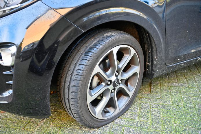 Man krijgt celstraf voor leksteken tientallen autobanden in Rotterdam ...