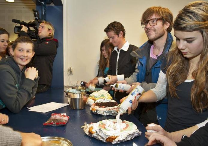 Giel Beelen krijgt Kaatsheuvelse taart in het gezicht | Loon op Zand ...