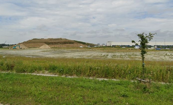50 meter hoge heuvel langs snelweg moet recreatiezone voor fietsers en ...