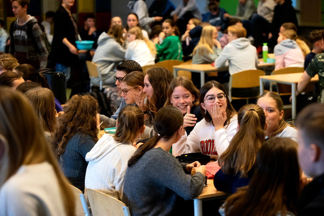 Telefoon in het kluisje? Deze school doet het al jaren en dit is het ...