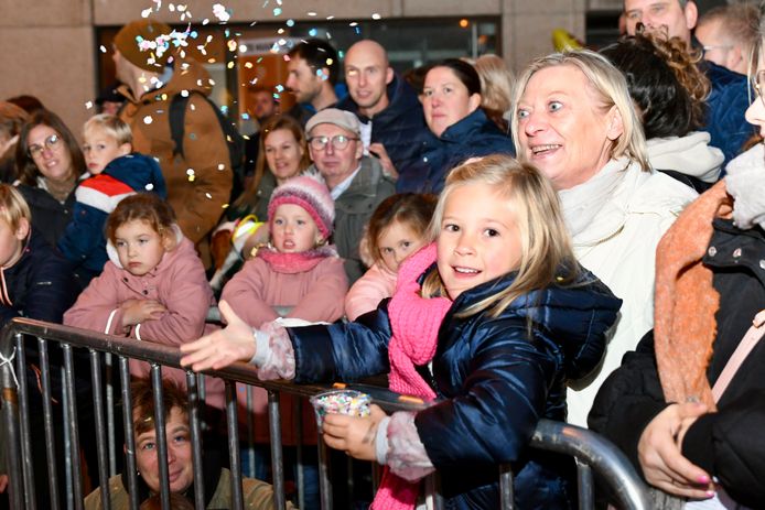 IN BEELD. 41e Sint-Maartensstoet lokt massa mensen: “Heel blij dat we ...