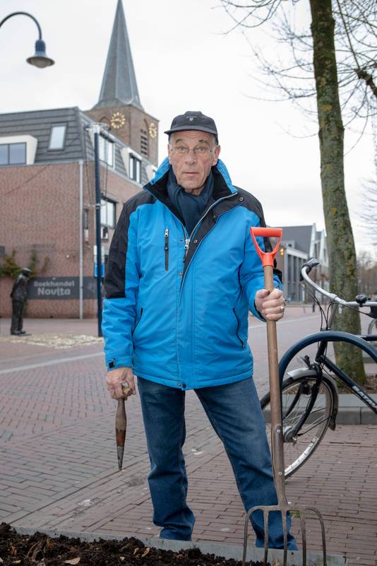 Adri stopt de bloembollen in de Dorpsstraat nog eens lekker in | Ede ...