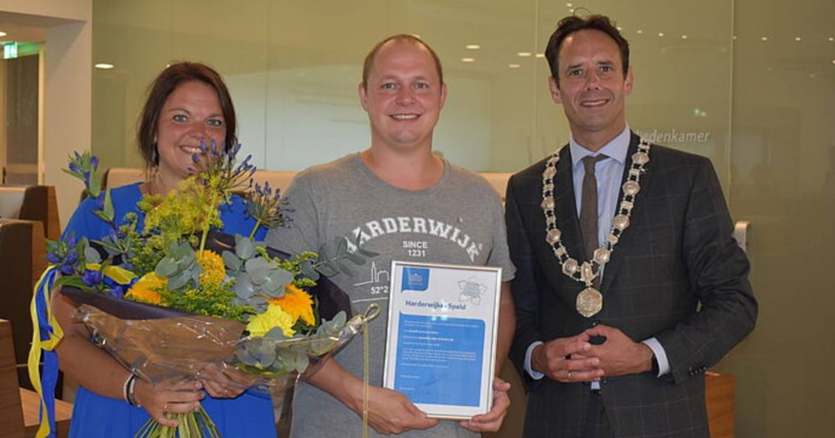 Rik van Velzen ontvangt Harderwijker Speld | Harderwijk | AD.nl