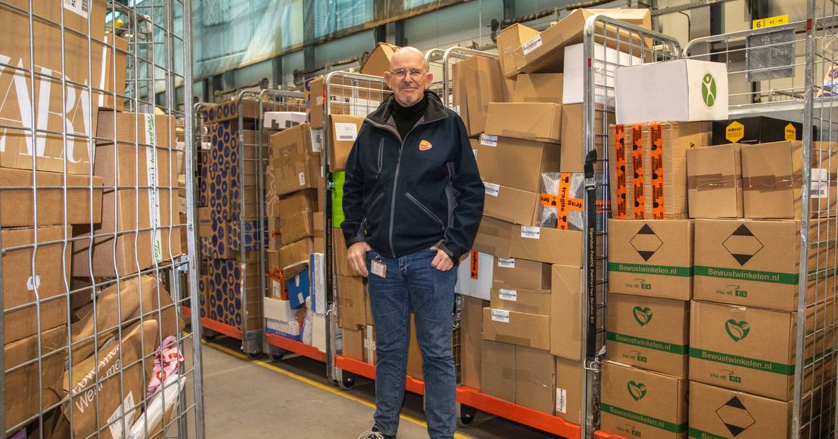 Depot van PostNL in Goes zendt vlak voor kerst recordaantal pakketjes ...
