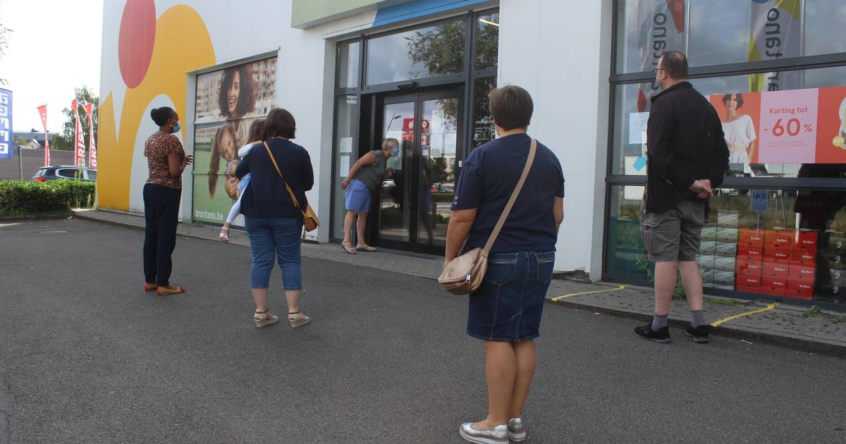 Lange wachtrij voor uitverkoop Brantano in Halle... maar winkel blijft ...