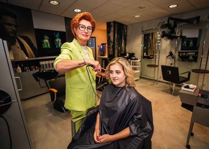 Mieke (67) legt haar kappersschaar neer: ‘Mensen zaten op de trap te ...