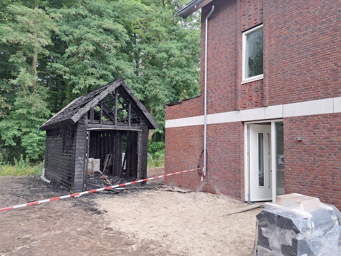 Vrijdag de sleutel van het nieuwe huis? Dat is door schuurbranden in ...