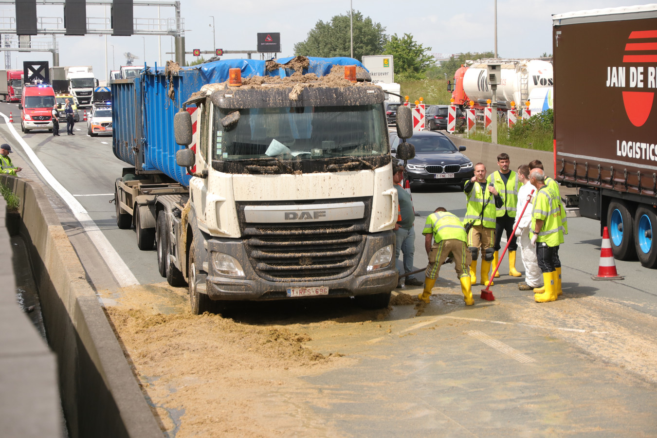 Drie rijstroken aan Kennedytunnel tijdlang versperd door vrachtwagen ... Drie rijstroken aan Kennedytunnel tijdlang versperd door vrachtwagen ...