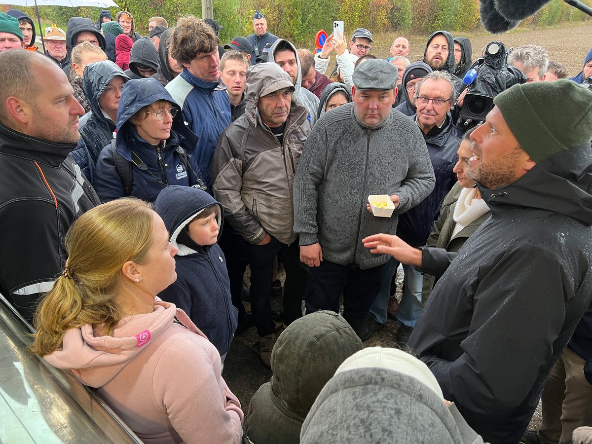 Boomplantactie met Zuhal Demir draait uit op boerenprotest: “We willen ...