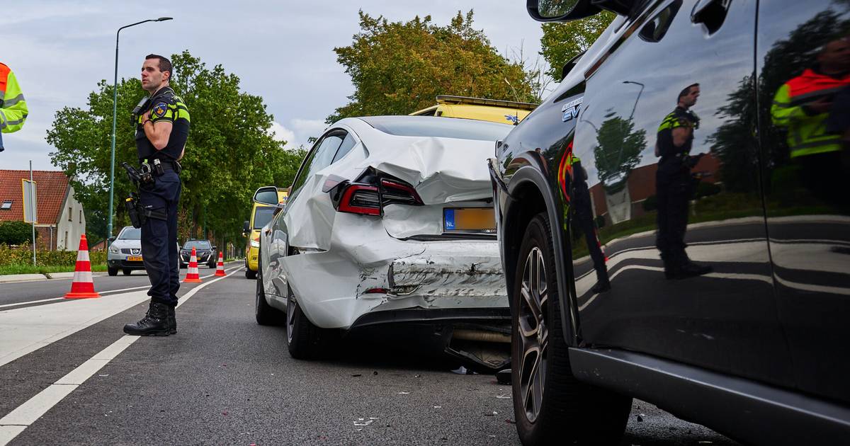 Drie auto’s botsen op elkaar op N640 in Hoeven: twee gewonden | Brabant | bd.nl