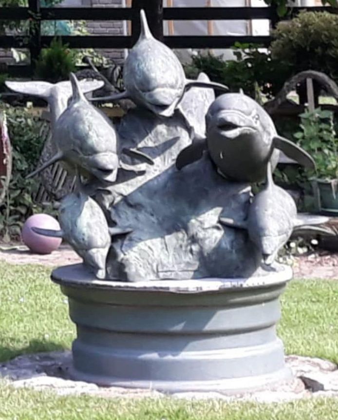 Bronzen beeld van fontein met vijf dolfijnen gestolen uit achtertuin ...