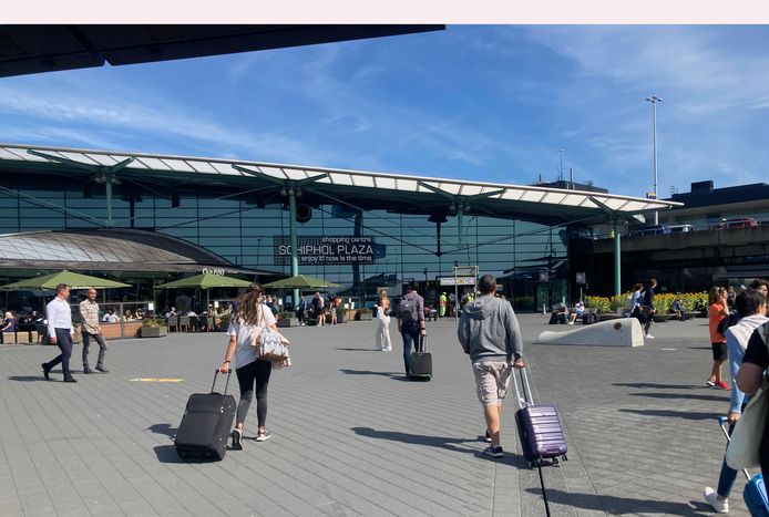 Man ernstig gewond bij val van dak Schiphol Plaza, traumahelikopter geland | Haarlemmermeer | AD.nl