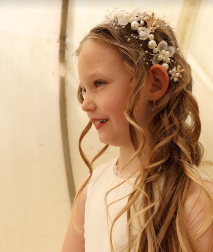 Eleana uit Stekene doet haar eerste communie | Stekene | hln.be