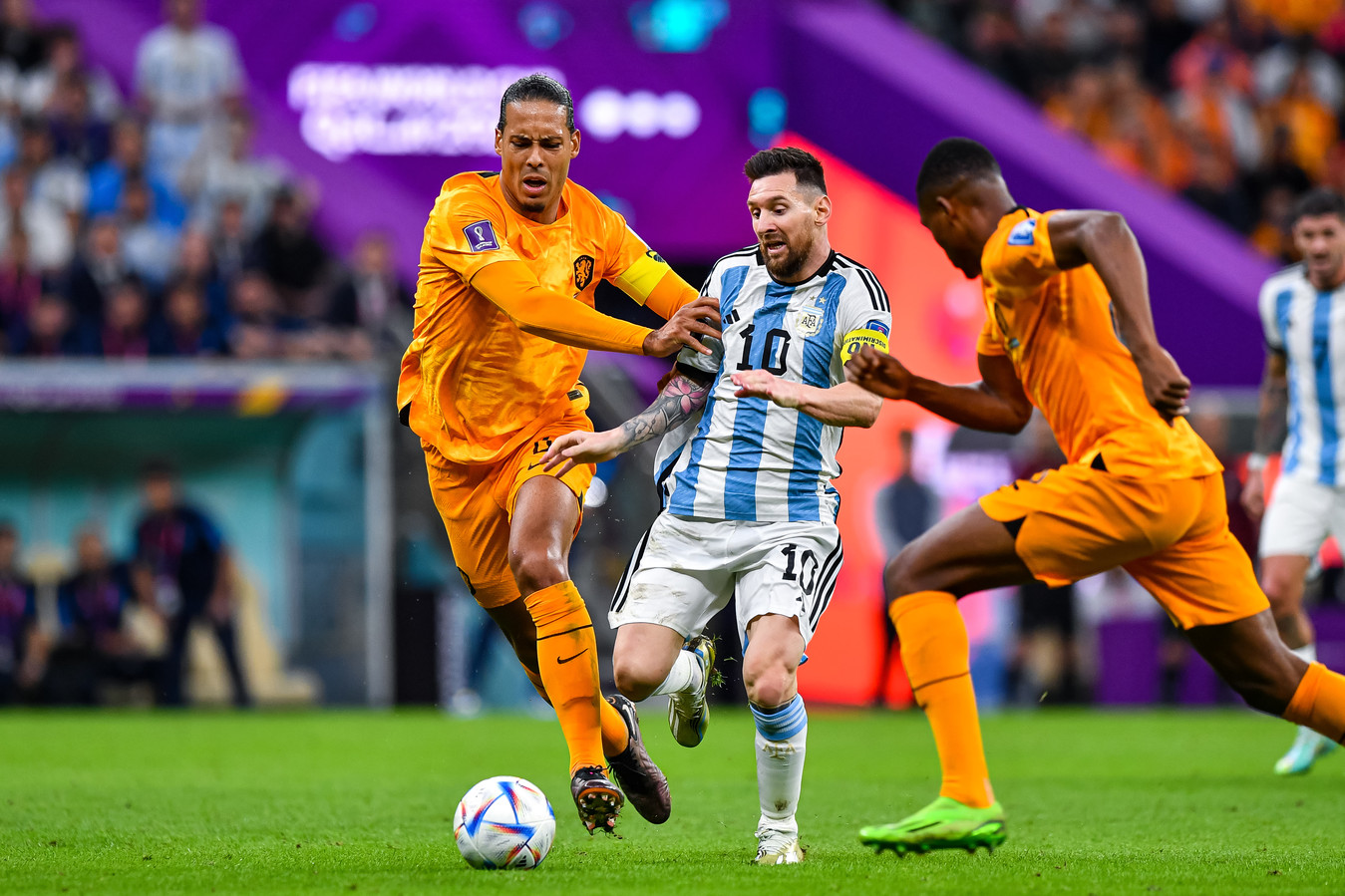 Lionel Messi blikt terug op akkefietjes met Wout Weghorst en Louis van ...