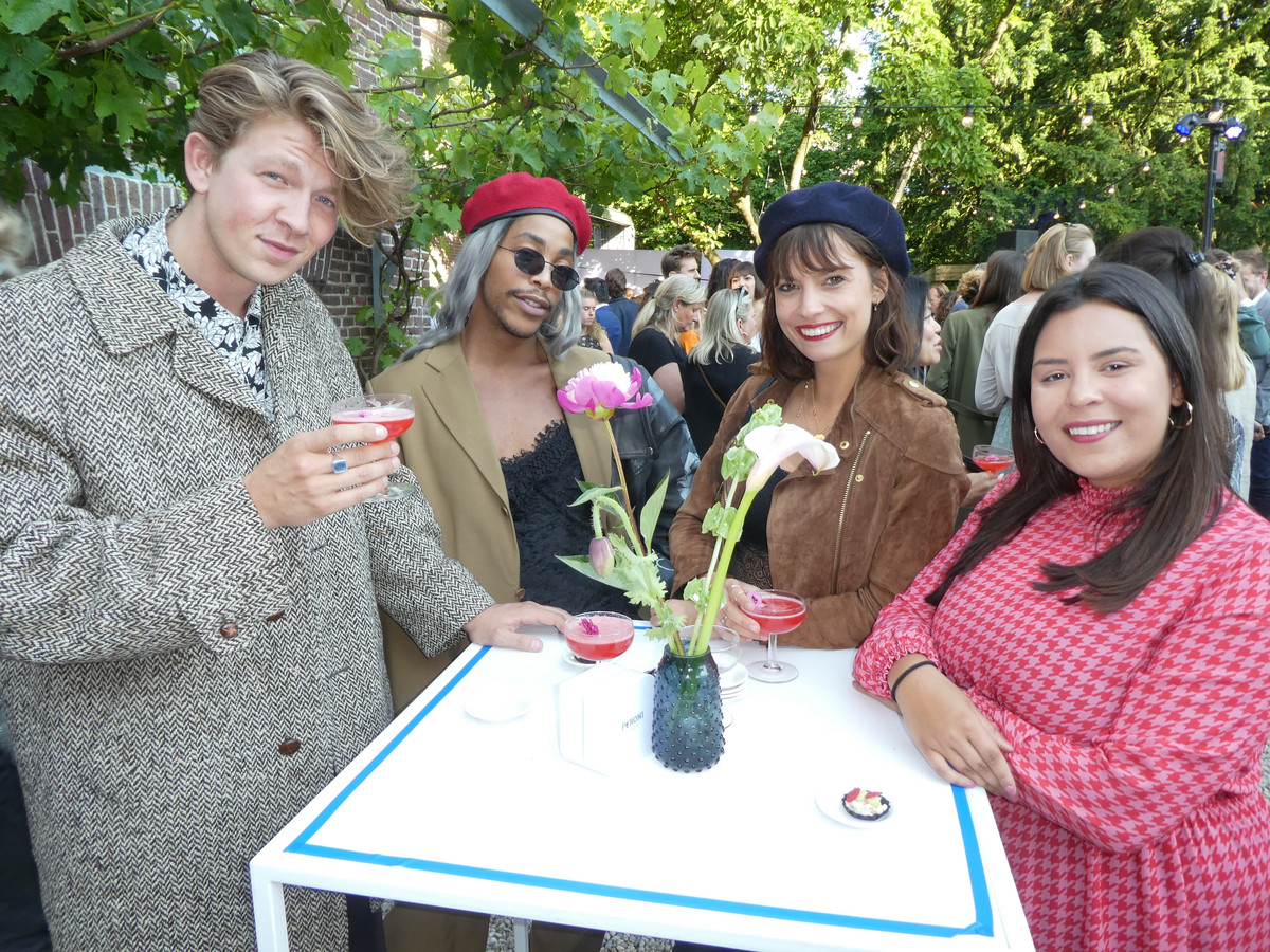 Kledingadvies voor bij het aperitief: rabarberroze | Foto | AD.nl