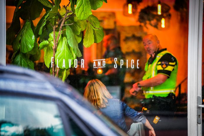 Overval op vol restaurant in binnenstad Eindhoven, agenten zoeken in centrum naar dader: ‘Zaten ...