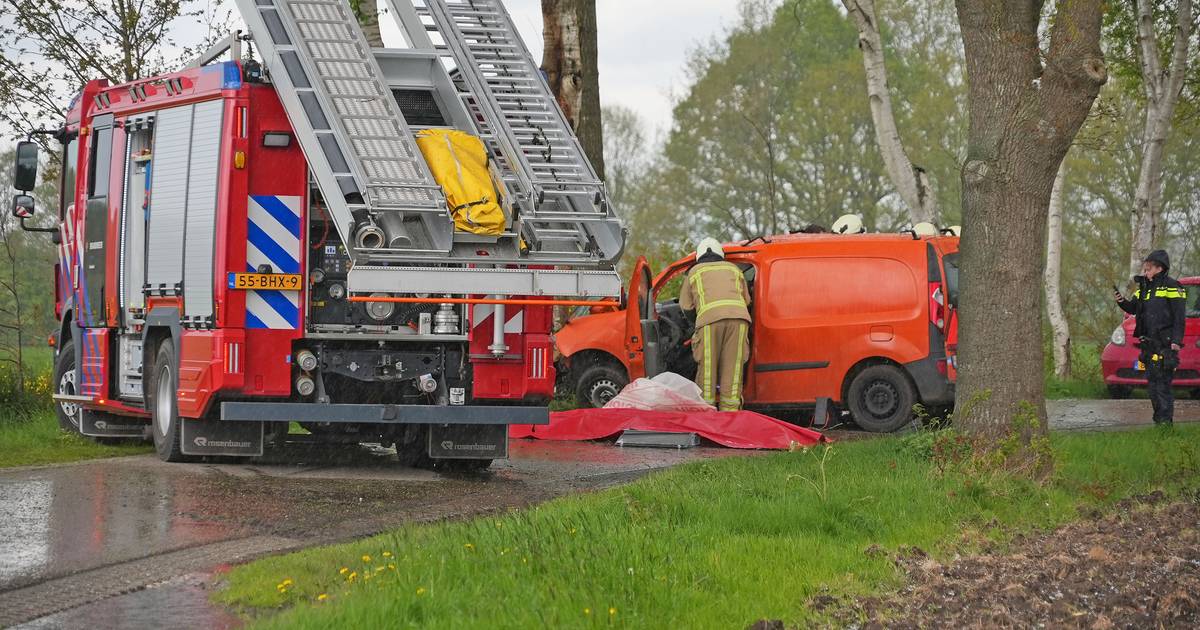 Jongen (17) uit Balkbrug ernstig gewond bij botsing tegen boom | Twenterand | tubantia.nl