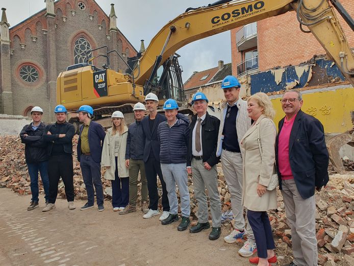 En daar zie je plots de Paterskerk: sloopwerken in hartje Eeklo gestart ...