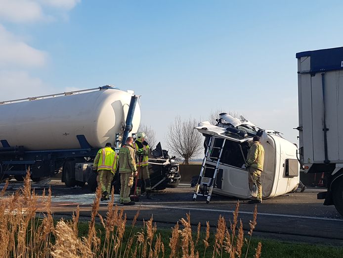 Snelweg richting Frankrijk volledig afgesloten na zwaar ongeval met tankwagen en truck | De ...
