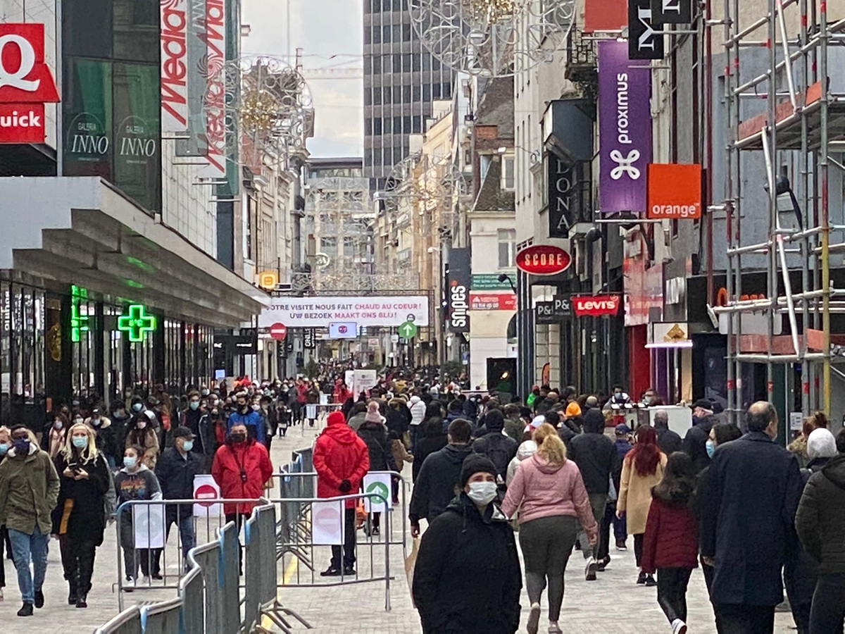 La rue Neuve déjà bondée, l’accès via la place de la Monnaie fermé ...
