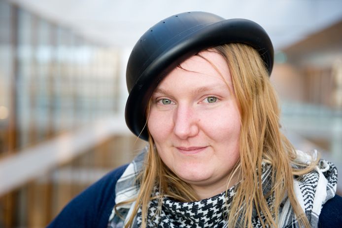 Mienke mag geen vergiet op haar hoofd zetten voor pasfoto ...