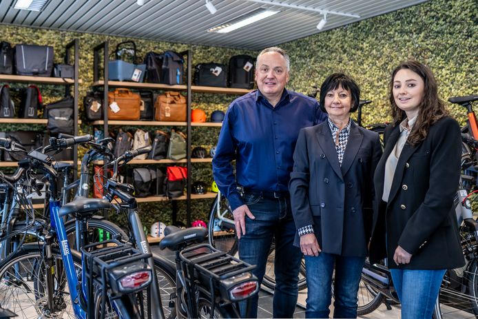 In de oorlog werden buitenbanden voor fietsen van versleten autobanden ...