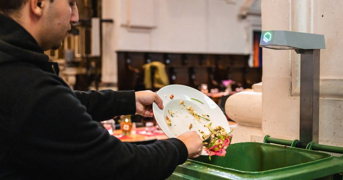 ‘Slimme’ camera boven vuilnisbak helpt voedselverspilling tegen te gaan ...