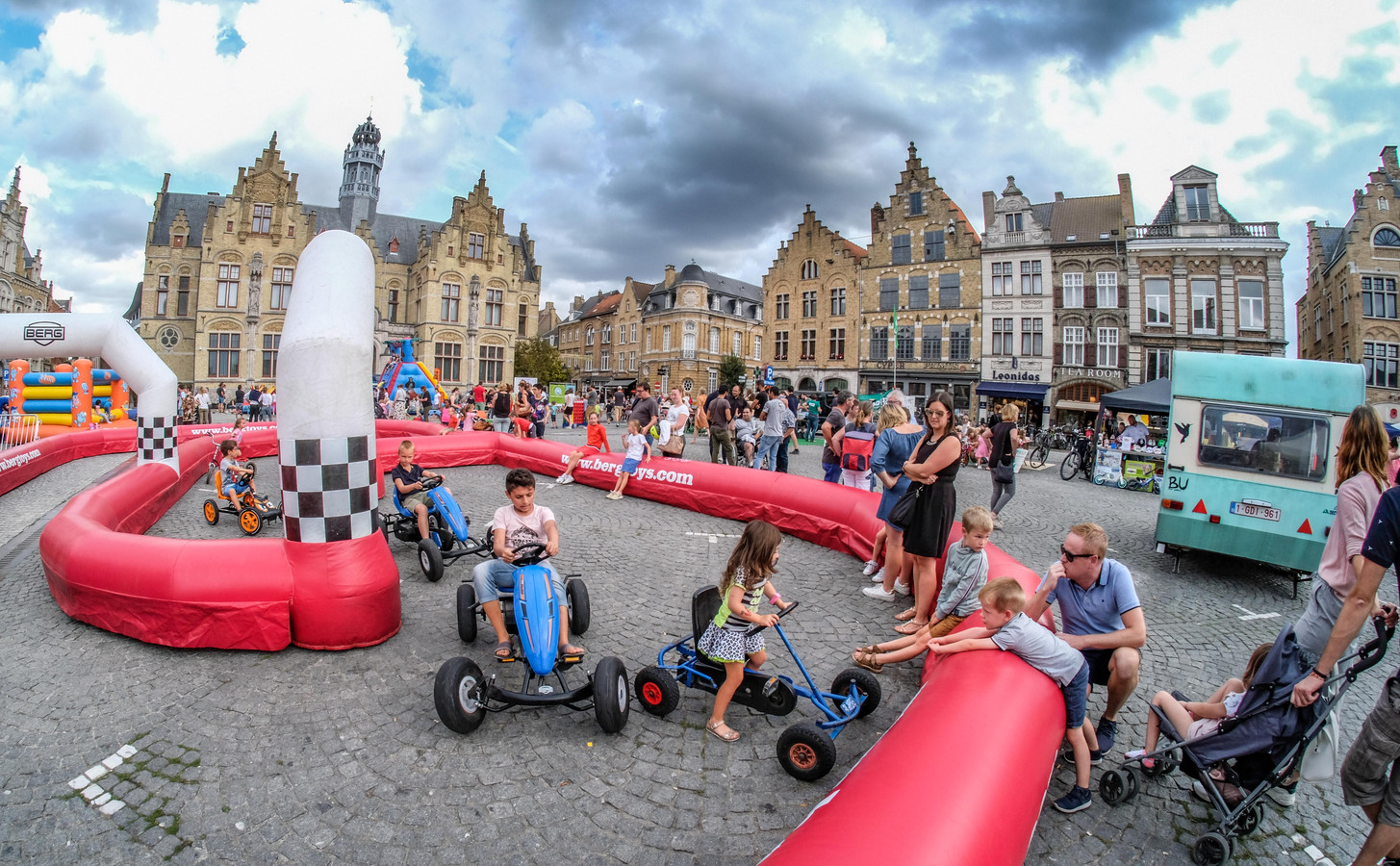 Geen auto’s op de Grote Markt in Ieper tijdens de Dag van de Mobiliteit ...