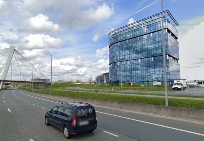 Verkeer enkele dagen over één rijstrook op R4 aan Ghelamco Arena: “We werken punch-out weg ...