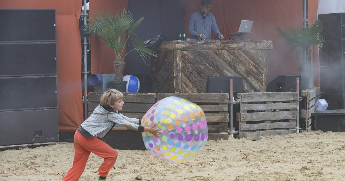 Voorbereidingen Strandbal festival in Bornerbroek in volle gang ...