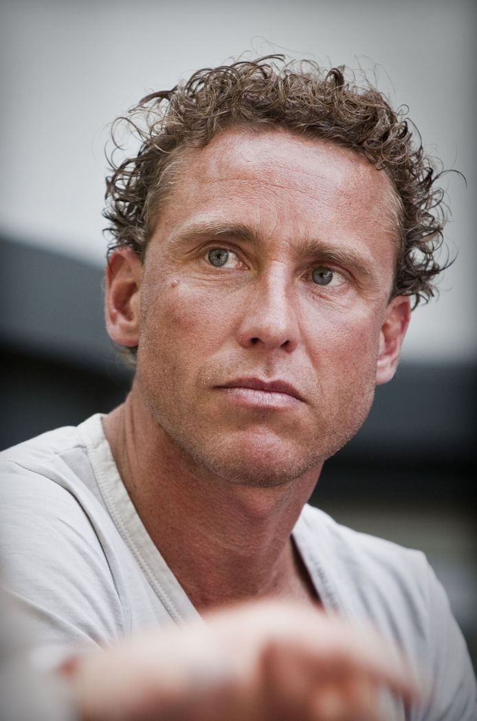 Michael Boogerd zwemt door de Amsterdamse grachten | Sport | AD.nl