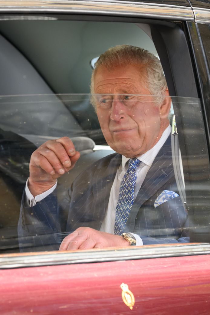 Britse koning Charles oefent voor de kroning, met hulp van zijn ...