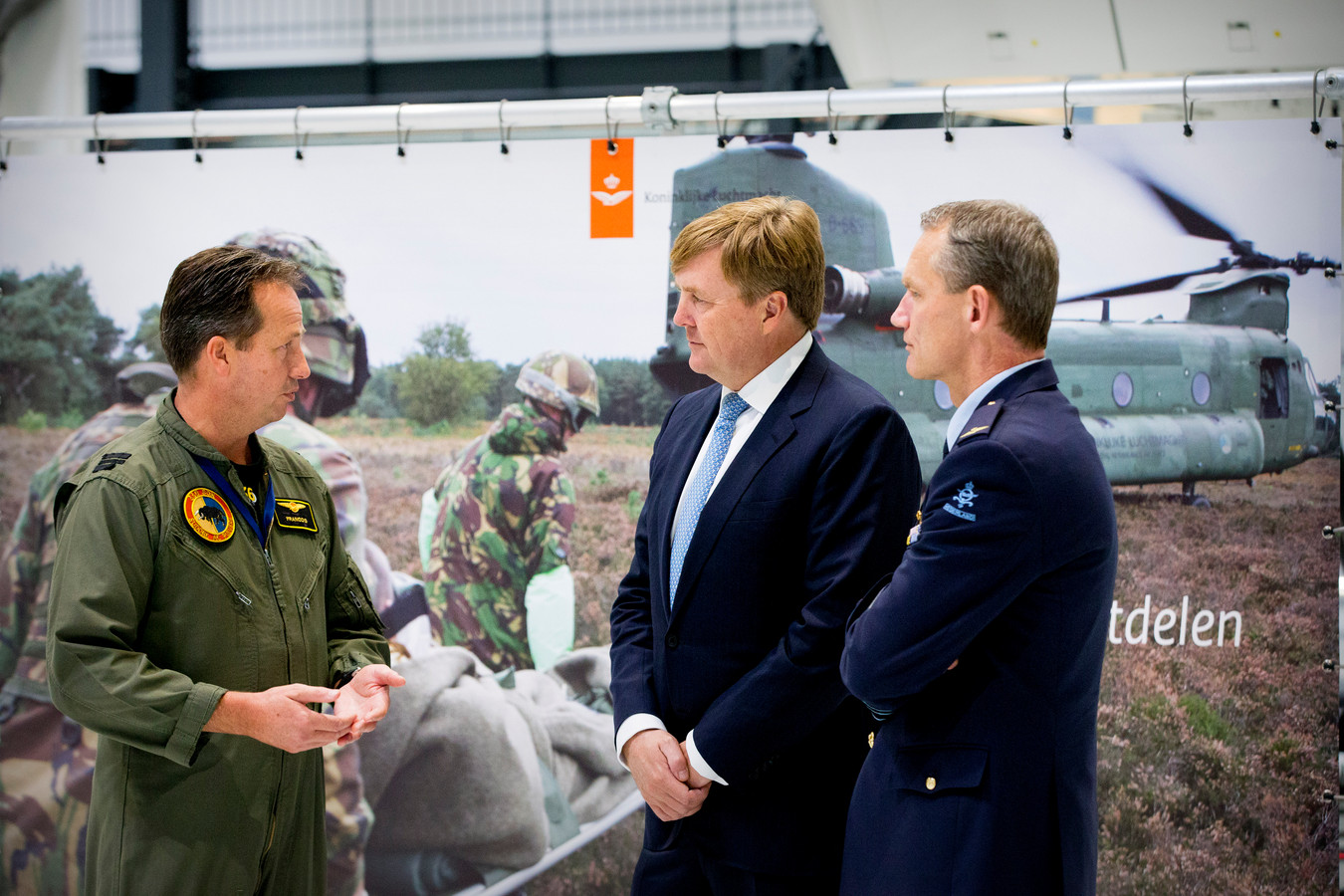 Koning Willem-Alexander bezoekt vliegbasis Gilze-Rijen | Foto | ed.nl