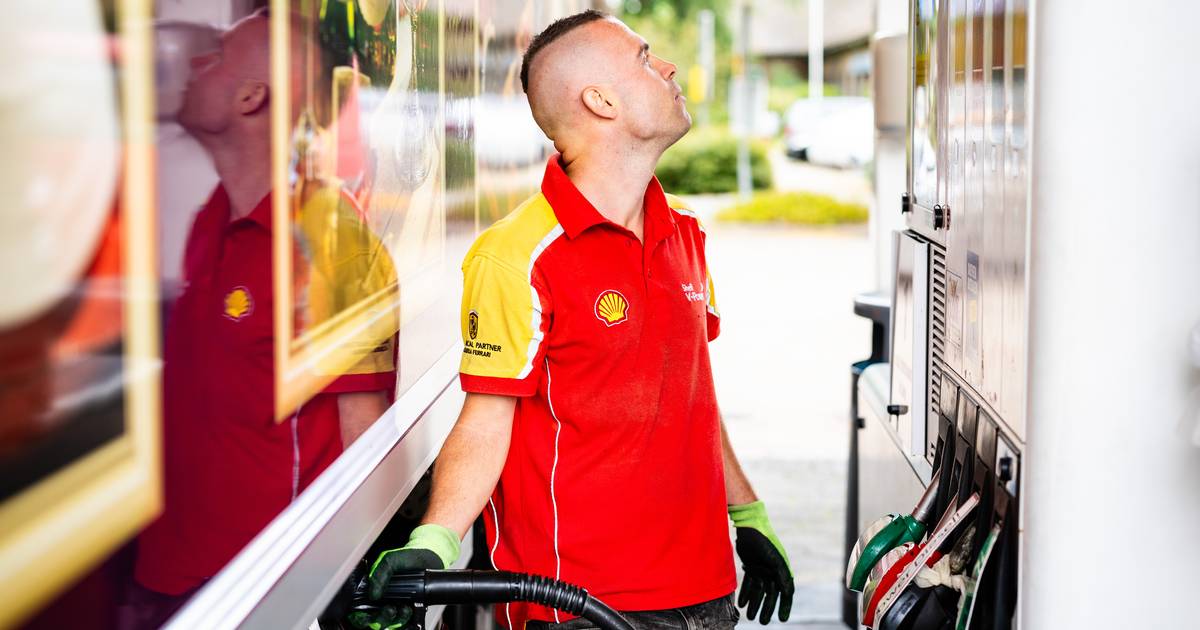 ?? Waar zie je 'm nog, de pompbediende? In Ommen bijvoorbeeld: ‘Ben van ...