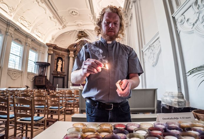 Hoop, troost en een kaarsje aansteken in Delftse kerken | Delft | AD.nl