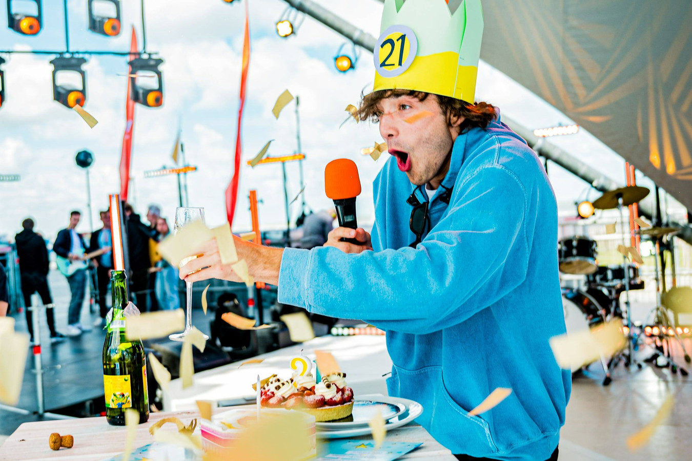KIJK. Anne en Willy verrassen jarige Aaron Blommaert bij ‘Tien om te ...